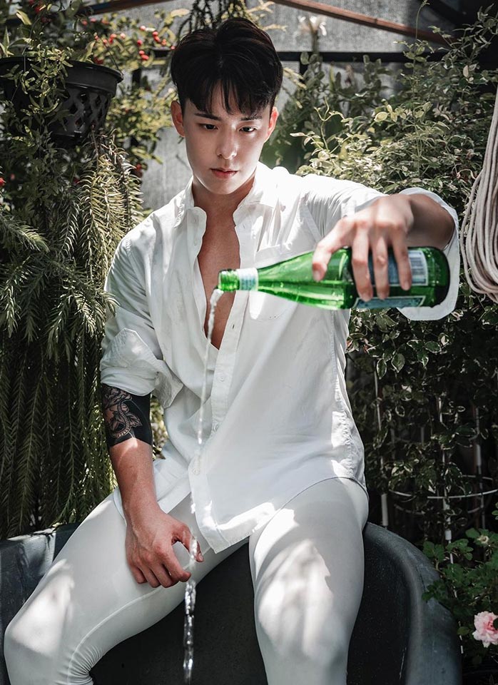 “Titus Low” นายแบบหน้าหล่อ สายตี๋งานดี โชว์ของลับ รอยสักสุดเซ็กซี่ ...