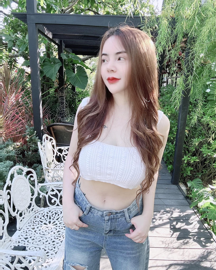 แพรวา Parewa เน็ตไอดอลสาว สุดร้อนแรง ผิวขาวเนียน อกใหญ่ ไซซ์ไม่ธรรมดา